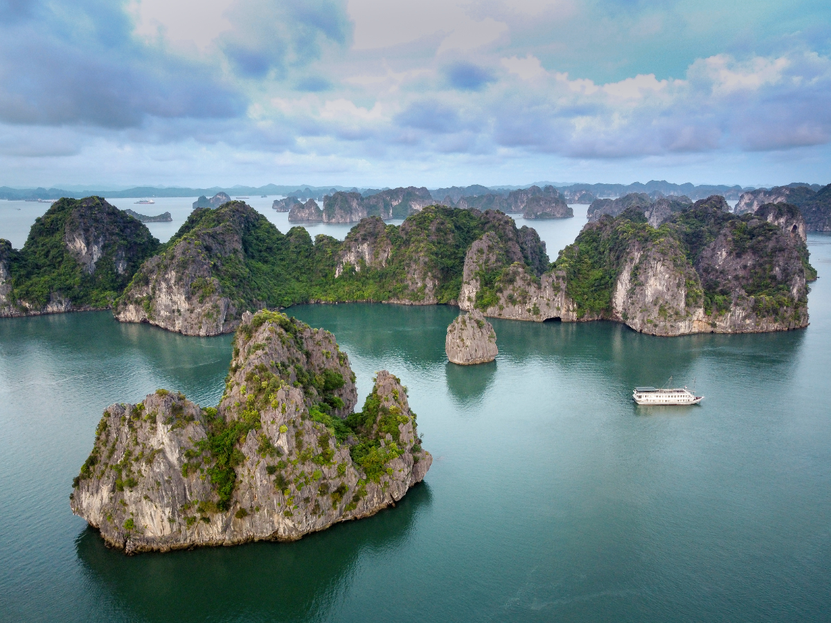 Ha Long Bay boat accident: Tourist vessel capsizes, leaving over 30 ...