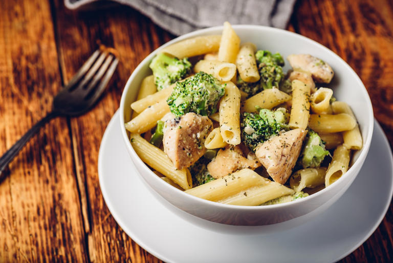 Cómo hacer pasta integral con pollo y brócoli