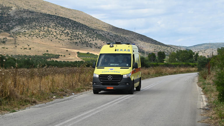 Χαλκίδα: Άνδρας κατέρρευσε έξω από το Αστυνομικό Τμήμα και μεταφέρθηκε ...