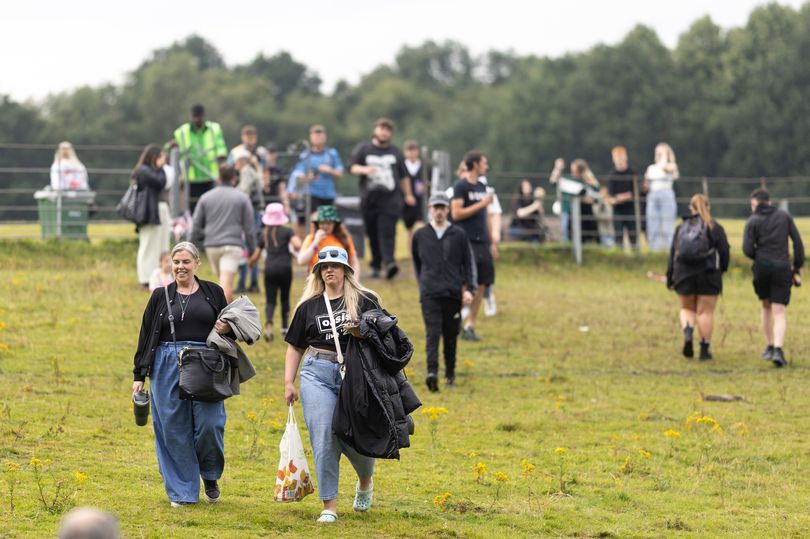 21 pictures as hundreds of Oasis fans brave the rain to flood Gallagher ...