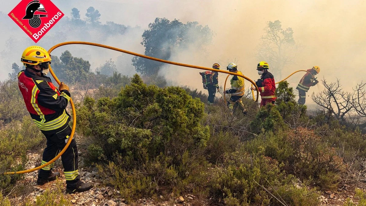 Estabilizado el incendio en Ibi (Alicante) tras calcinar 25o hectáreas