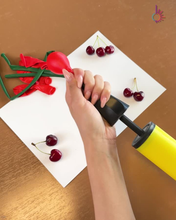 Balloon art making cute cherry shapes🍒🎈