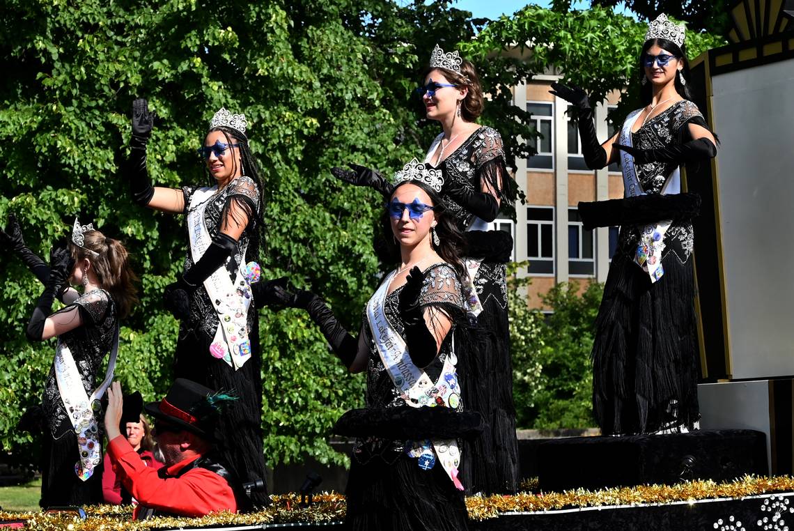 Lakefair parade features royal court, an award-winning float and ...