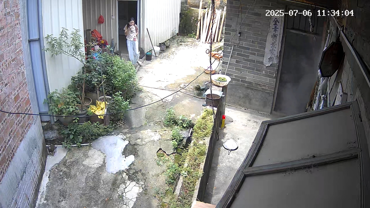 Pressure cooker explosion startles woman outside kitchen in Guangxi, China