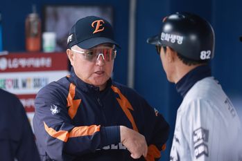 Kim Kyung-moon, Yang Hyeon-jong chase history in close of KBO season