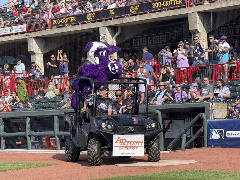John Oliver's Erie Moon Mammoths debut in front of a record crowd