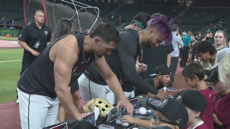D-backs players line up for autographs from kids battling cancer