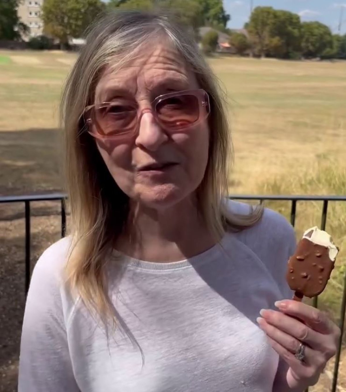 Fiona Phillips makes rare public appearance in London park after ...