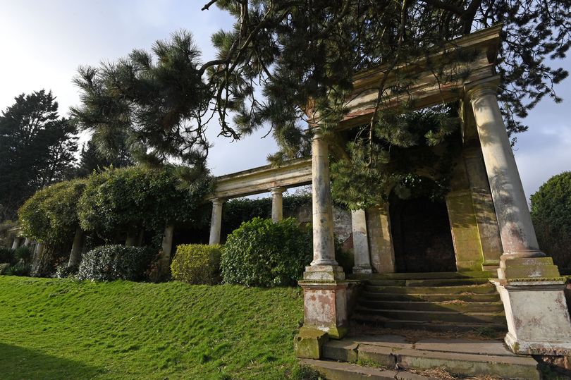 Stunning park with decaying ruins that once housed a wealthy family