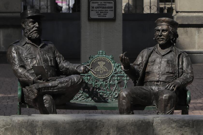 Mexico City bids adiós to monument to Castro and 'Che' Guevara