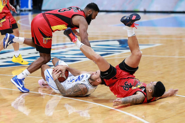 SMB raps TNT, moves a win away from PBA title