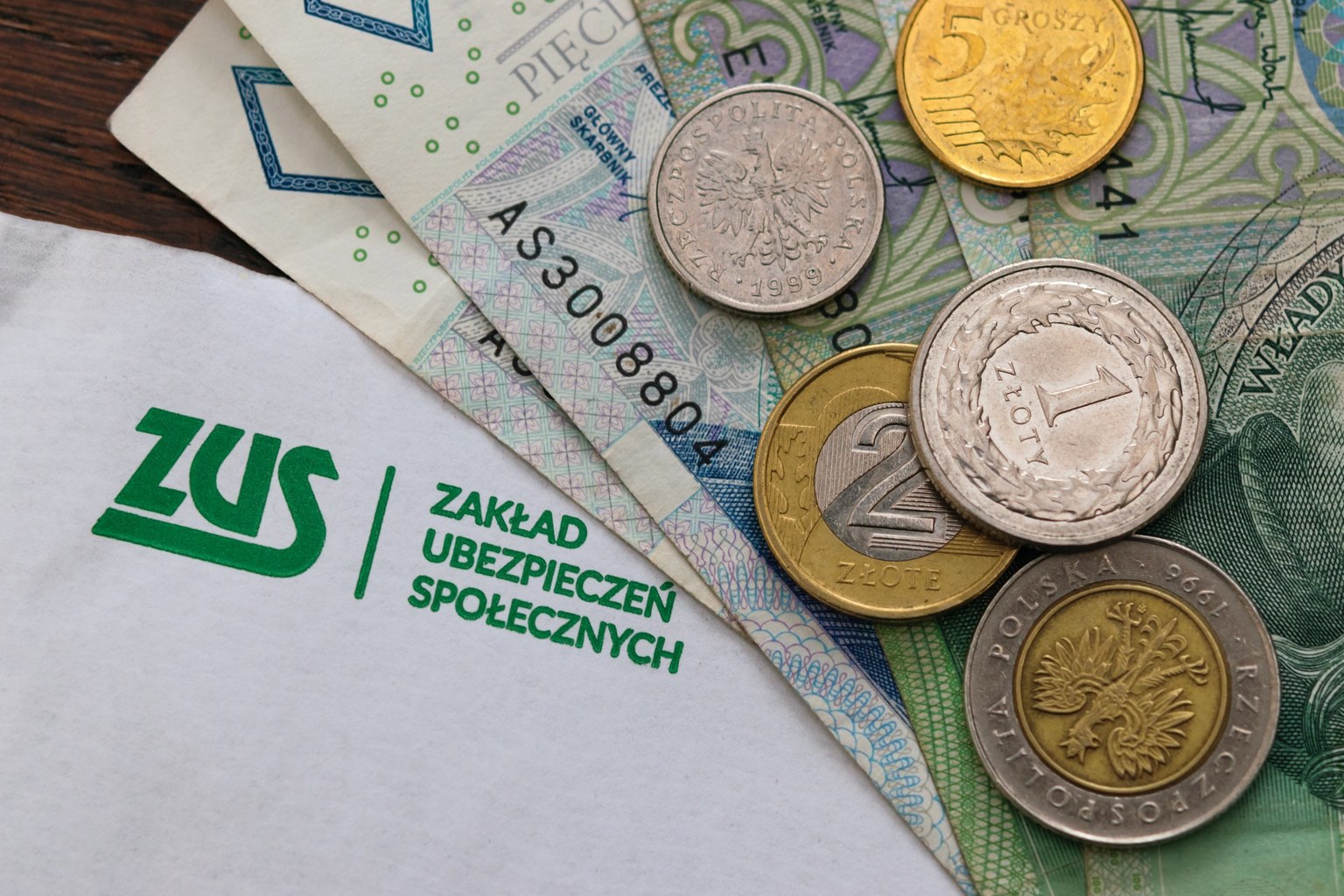 336,16 zł bez względu na dochód. Dają dodatek z ZUS co miesiąc