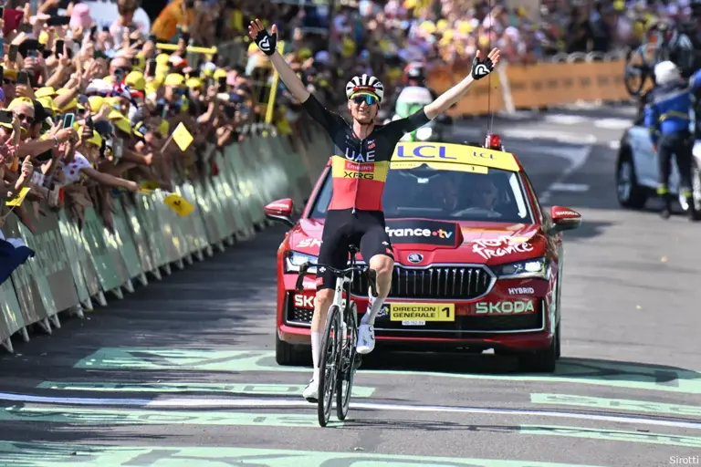 UAE verlengt met sterkhouders, maar maakt ook beloftenploeg bekend, met ...