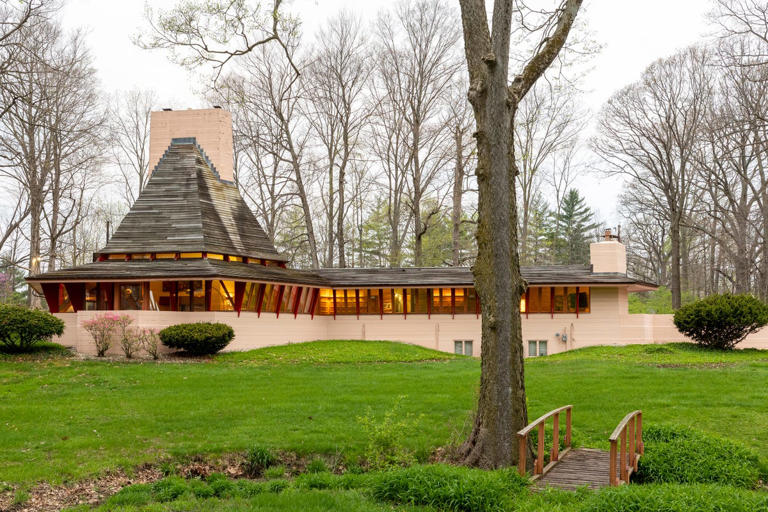 9 Rare Frank Lloyd-Wright Homes Where You Can Spend the Night