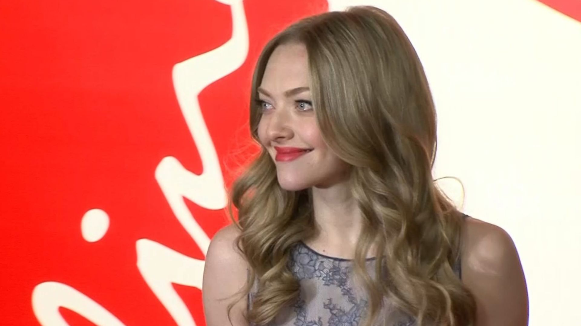 Amanda Seyfried, Radiant in blue lace elegance