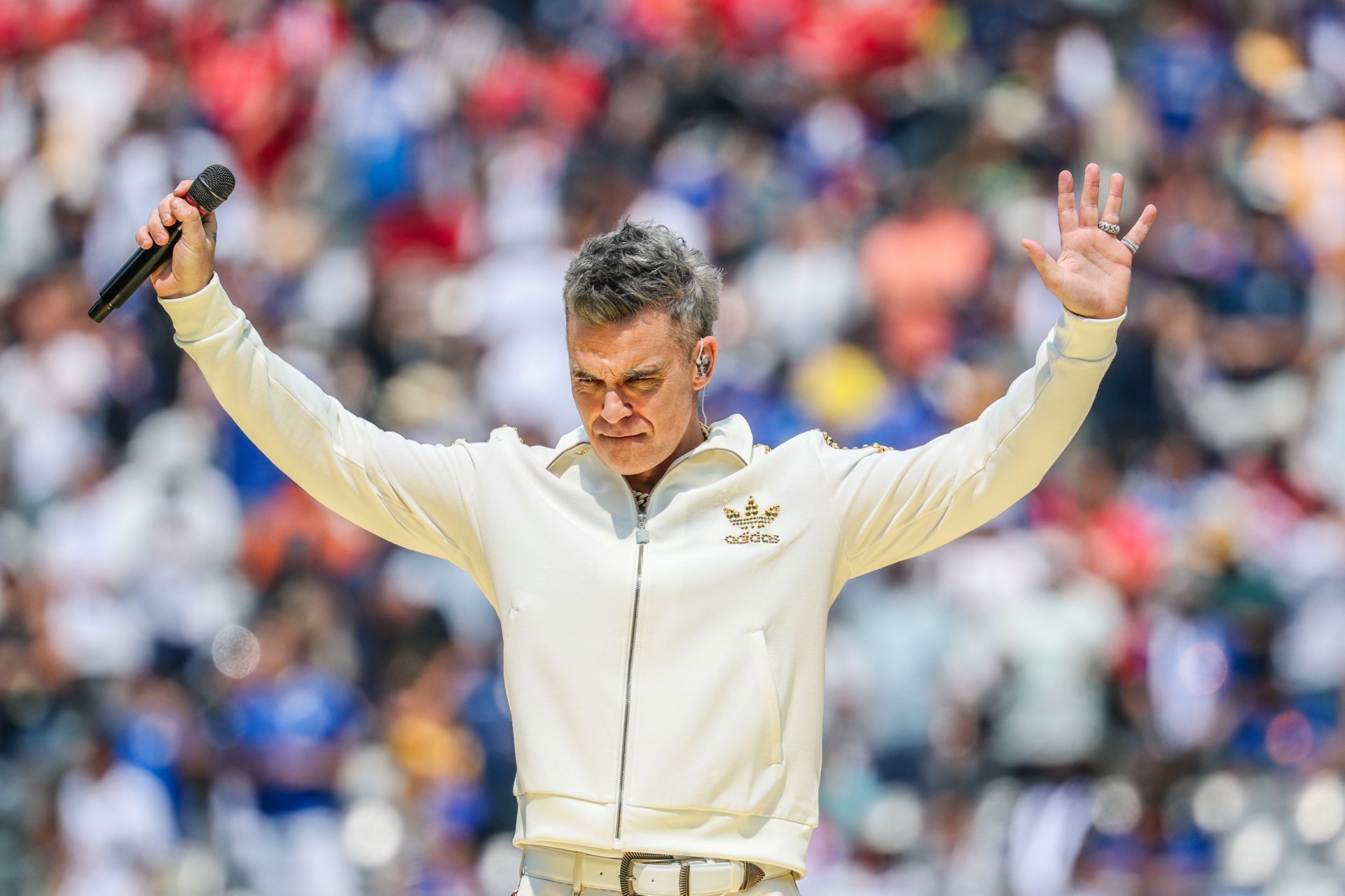 Robbie Williams gives sad update on parents' health