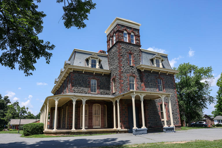 A nonprofit grew on a beautiful manor, rent-free. The deal is ending.