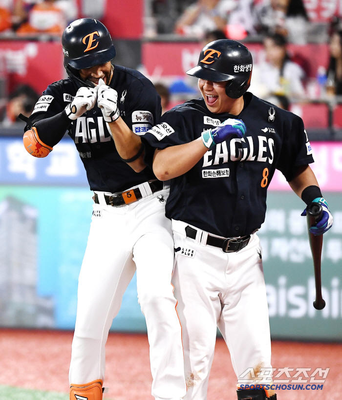 Liberato and Noh Si-hwan's thrilling two-run shot ceremony