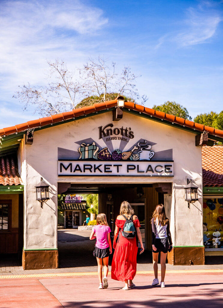 Guide to Knott's Berry Farm: Best rides + top tips!