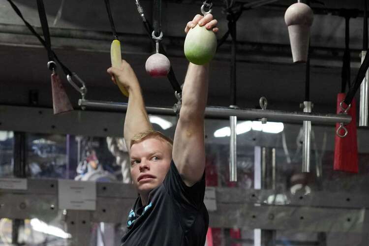 Friendship fuels Houston roommates' run on ‘American Ninja Warrior'