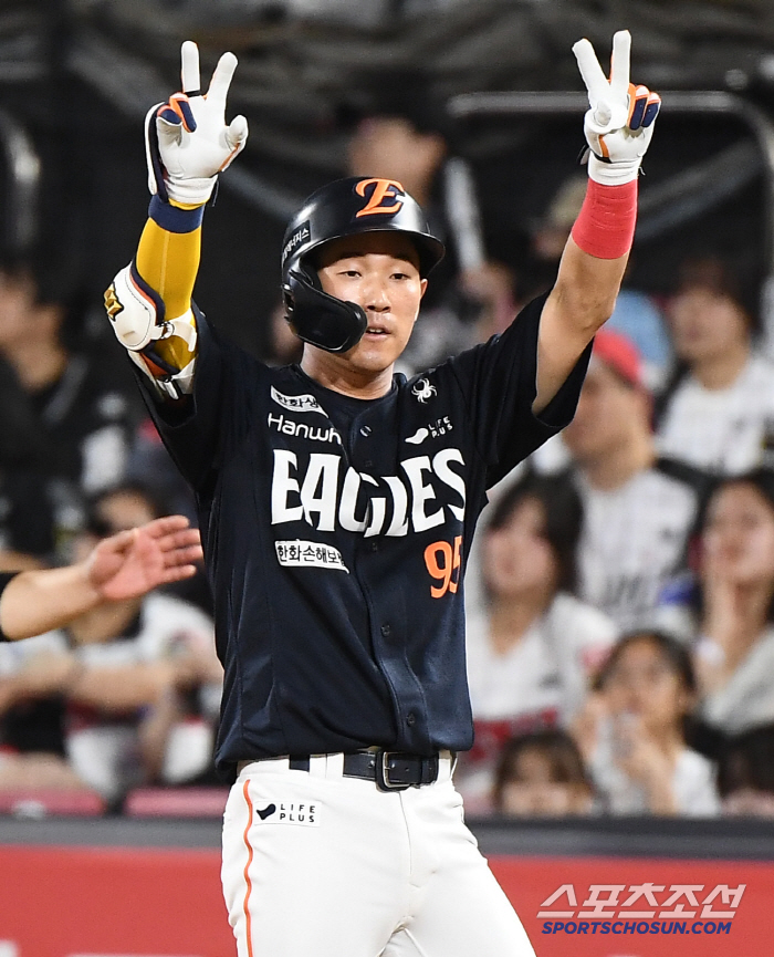 Hwang Young-mook makes a timely RBI in the eighth inning