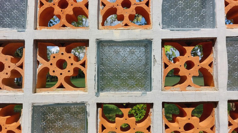 21 Trendy Alternatives To A Boring Wooden Fence