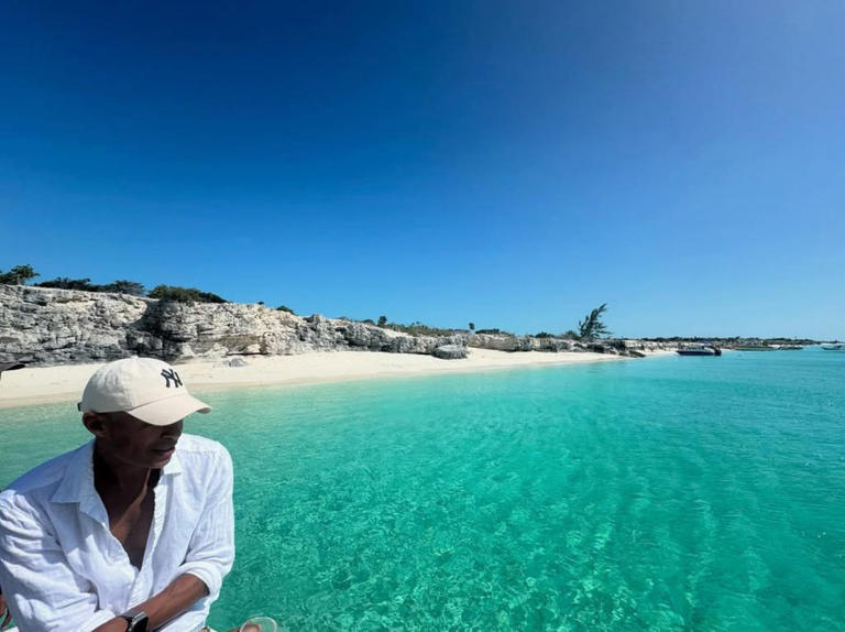 Amy Robach looks radiant in beach photos from family vacation with T.J ...