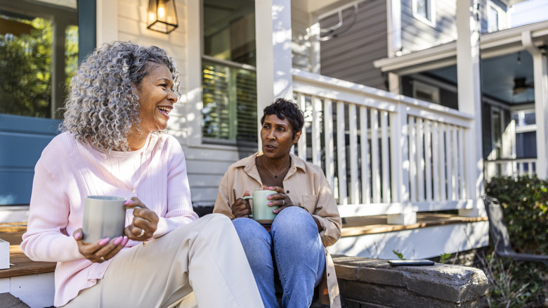 The Adorable Old-School Porch Decor Trend That's Making The Cutest ...