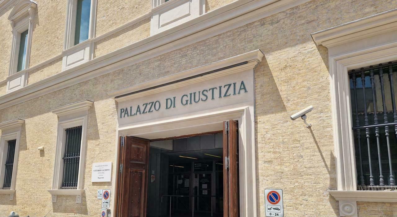 «Devi morire, non meriti nostro figlio». Jesi, schiaffi e minacce alla ...