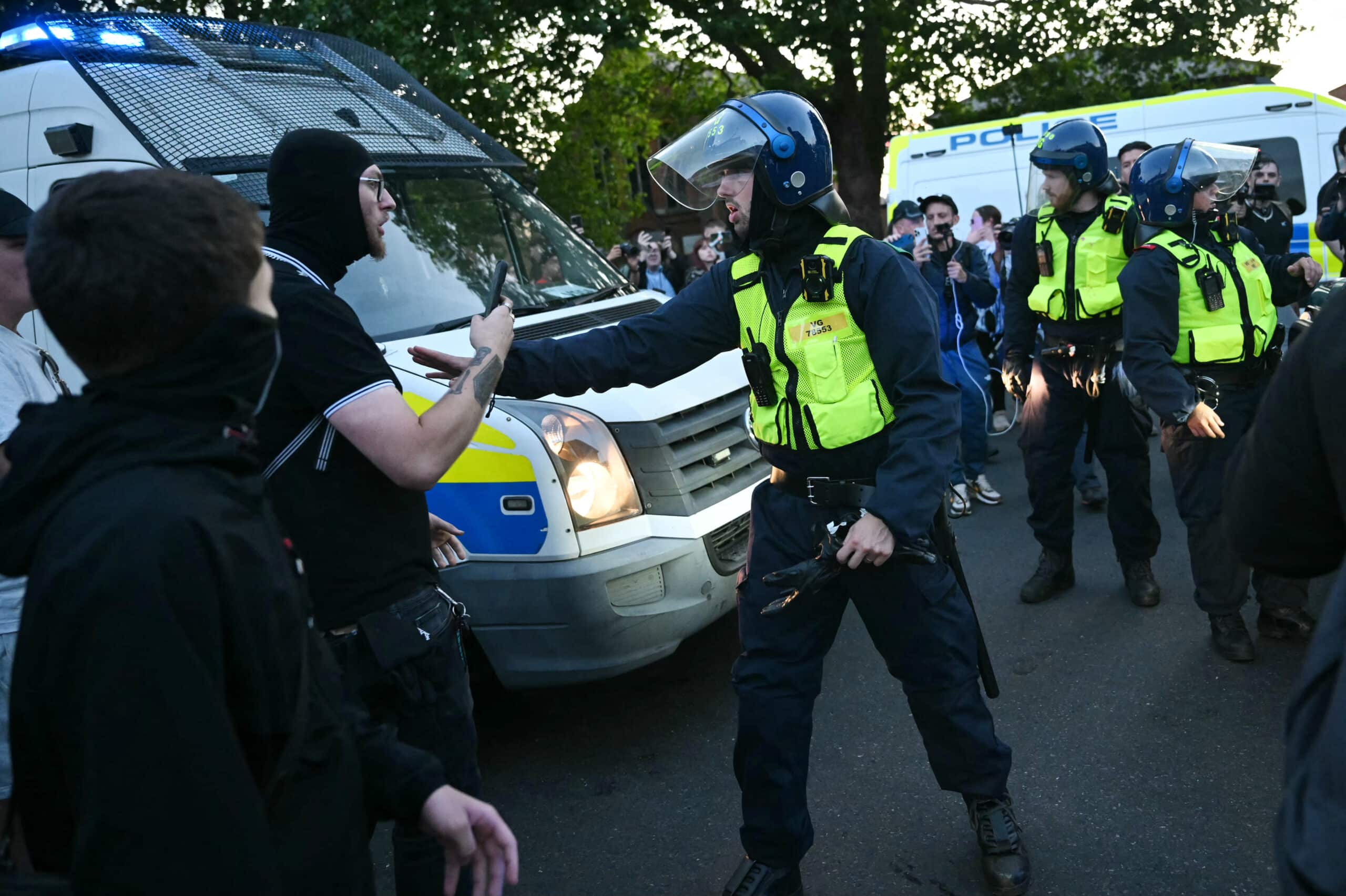 New clashes outside London hotel housing migrants