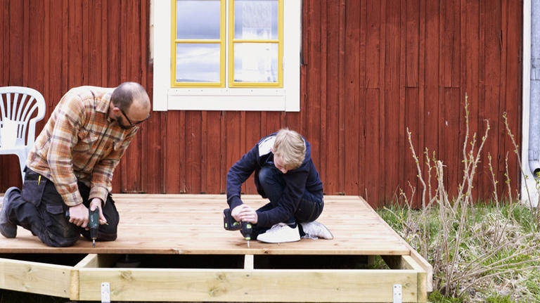 How To DIY A Floating Wood Deck For A Stylish Backyard Upgrade