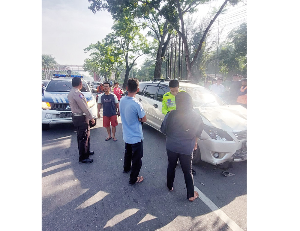 Pengemudi Mobil Tabrak Dua Pejalan Kaki