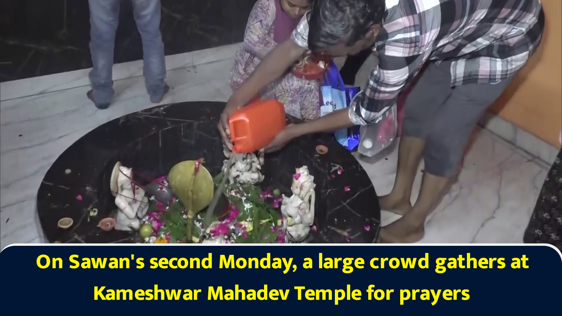 On Sawan's second Monday, a large crowd gathers at Kameshwar Mahadev ...