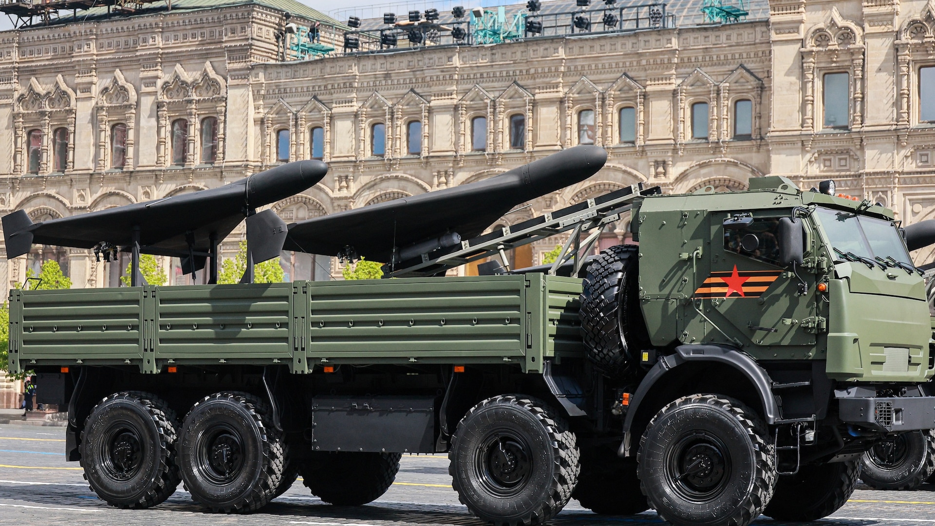Von der Schule in die Waffenfabrik: Russische Teenager bauen Kamikaze ...