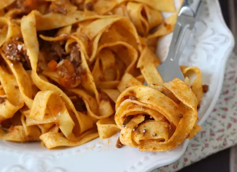 Pâtes à la sauce bolognaise - tagliatelle al ragù alla bolognese