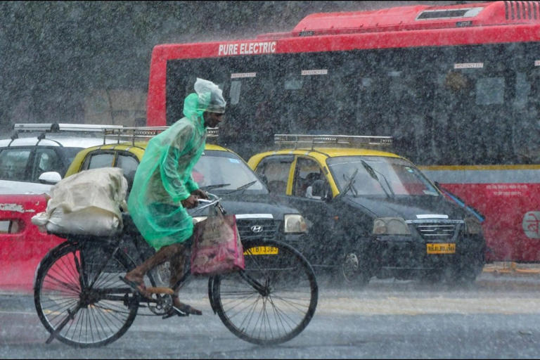 Heavy rain waterlogs Mumbai: Andheri subway shut, commuters stranded as ...