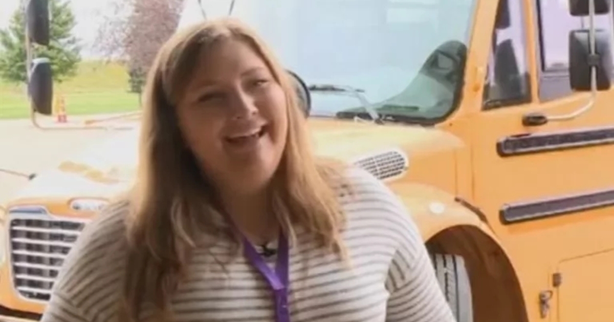 Da Axel tager bussen gør buschaufføren noget, hun tror ingen ser: Få ...