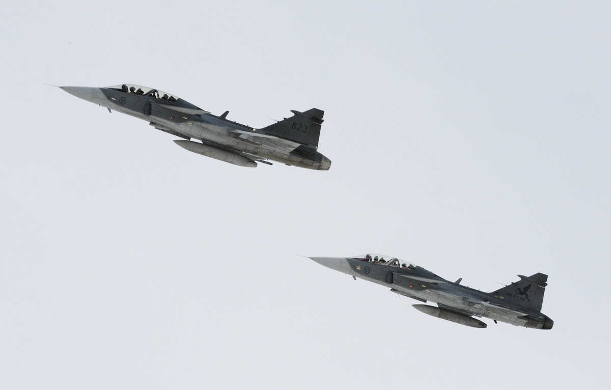 NATO scrambles supersonic fighter jets amid "massive" Russian attacks