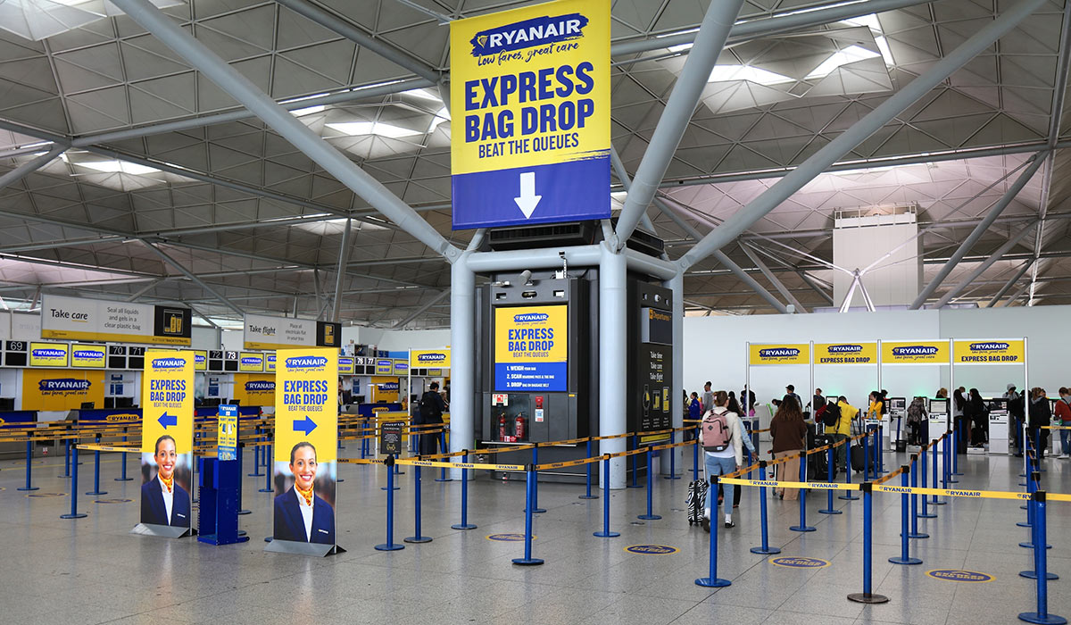 Ryanair staff paid bonus for spotting oversized bags