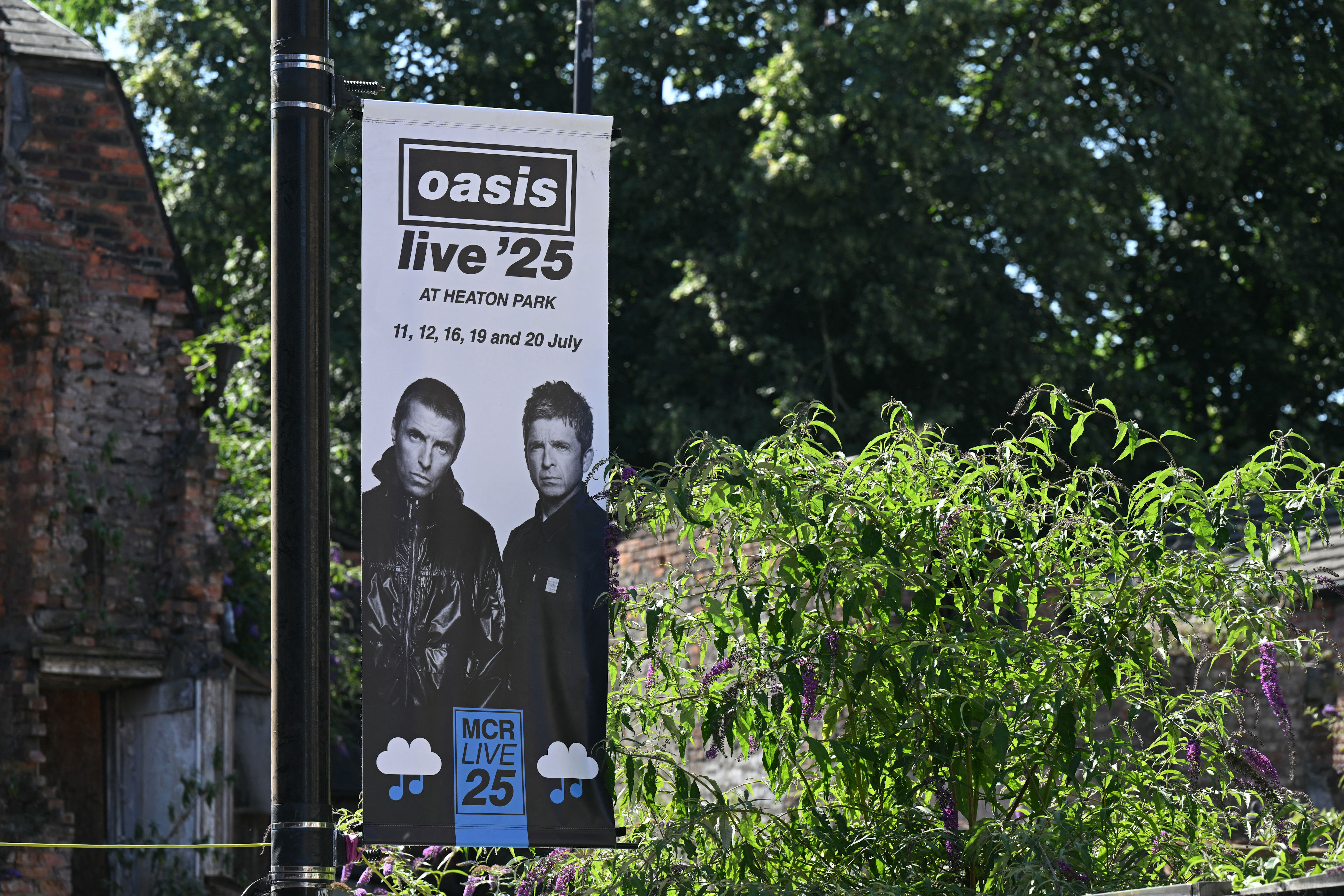 Blackpool boss spotted enjoying final night of Oasis at Heaton Park ...