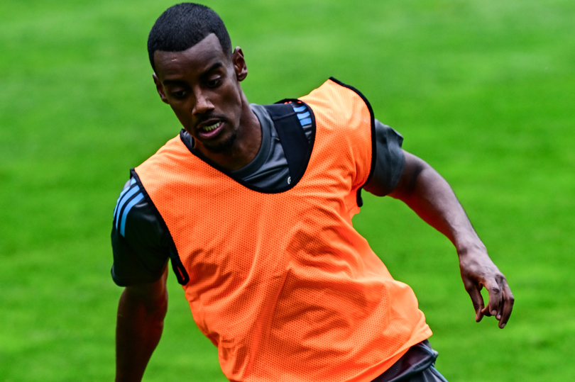 Alexander Isak's reaction to Liverpool 'noise' speaks volumes after ...