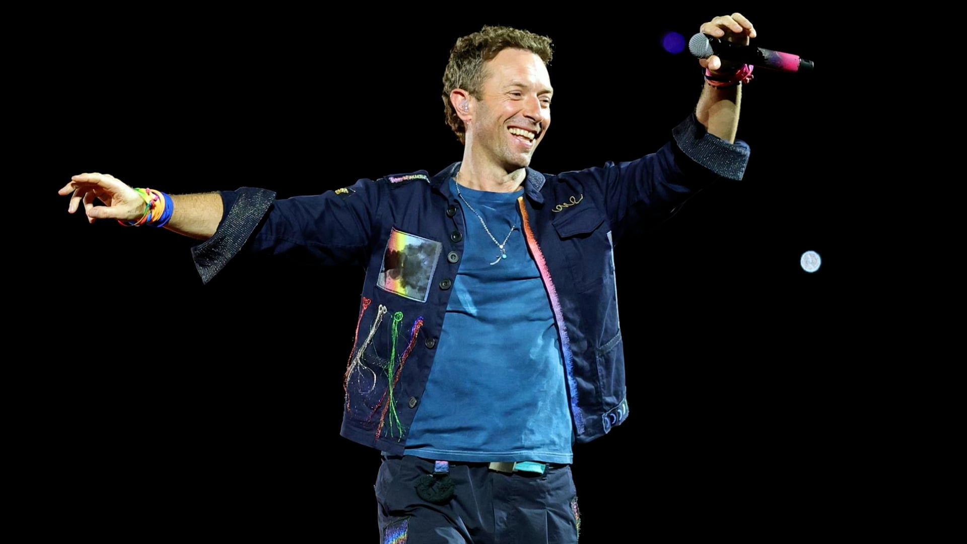 Coldplay's Chris Martin Pokes Fun At Viral 'Jumbotron Song' Drama