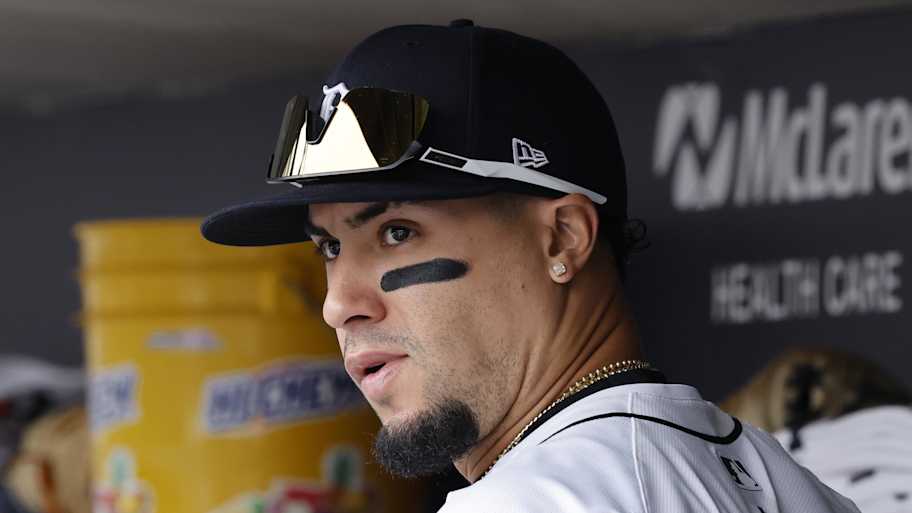 Tigers Star Javier Baez Dealing with Shoulder Issue After Exiting Sunday