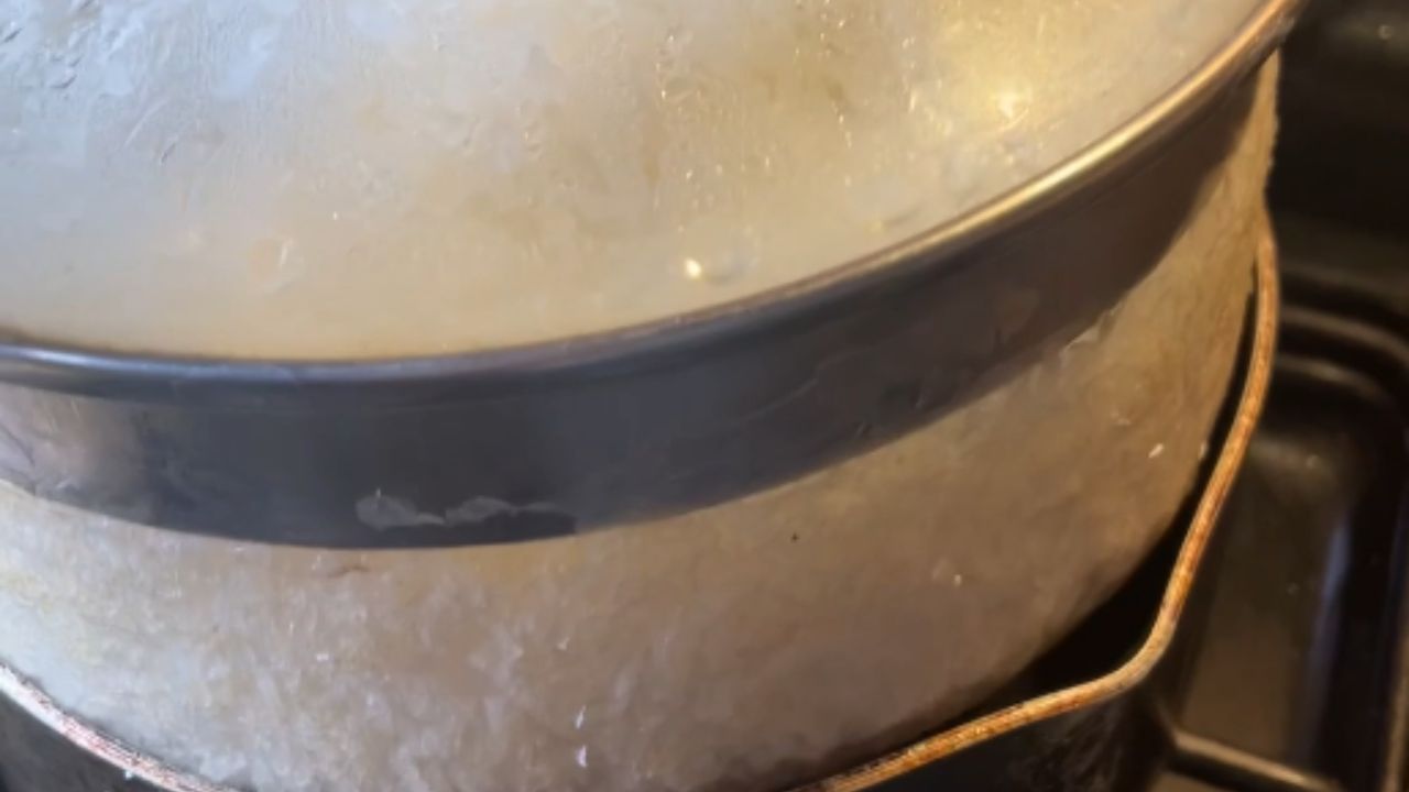 Hilarious cooking fail caught on camera as rice sticks to the lid ...
