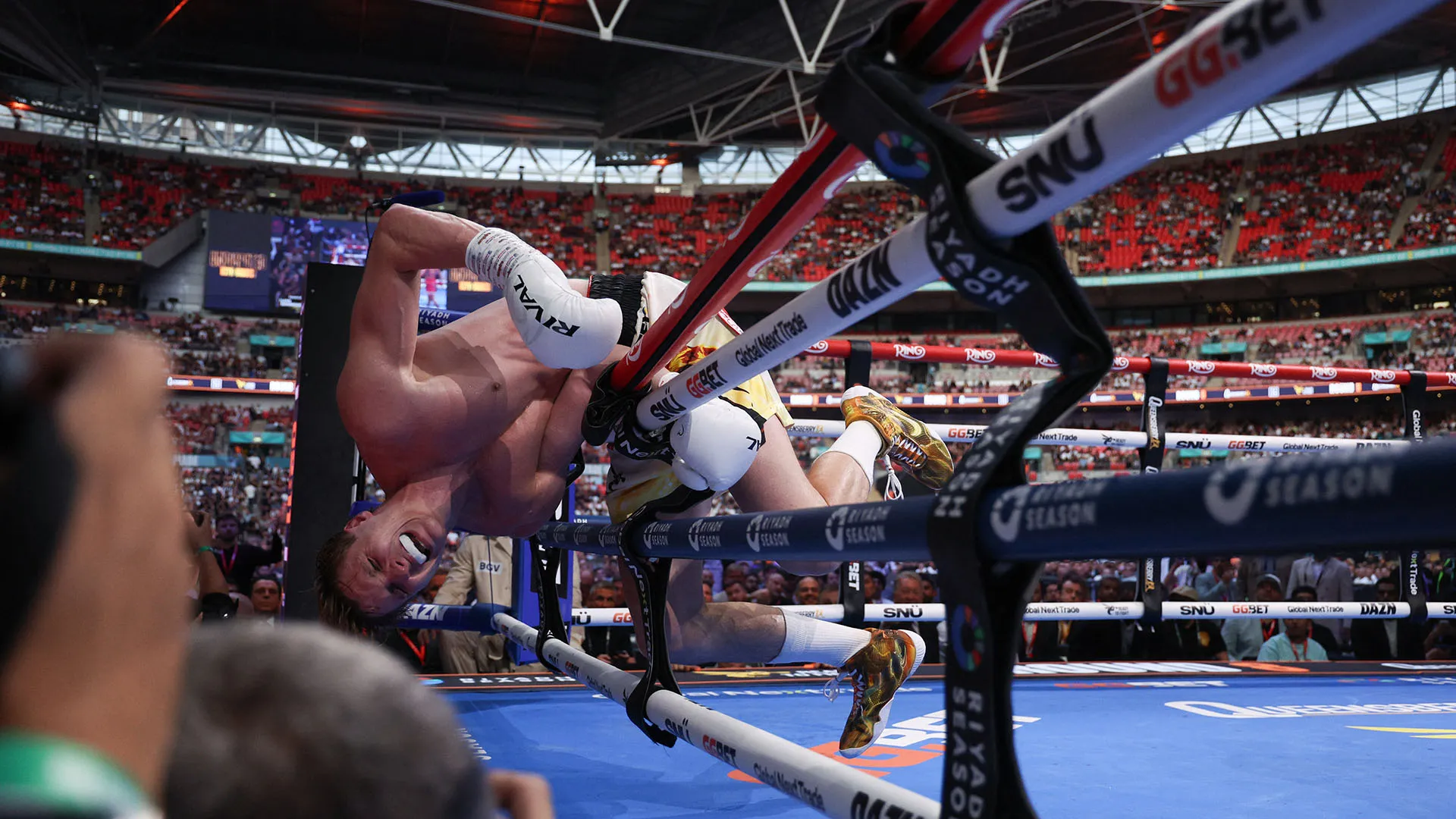 Er fällt zweimal aus dem Ring und gewinnt trotzdem! Fotos