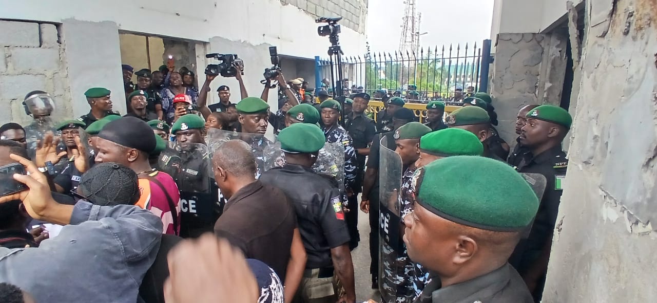 PICTORIAL: Moment retired police officers blocked Force HQ gate