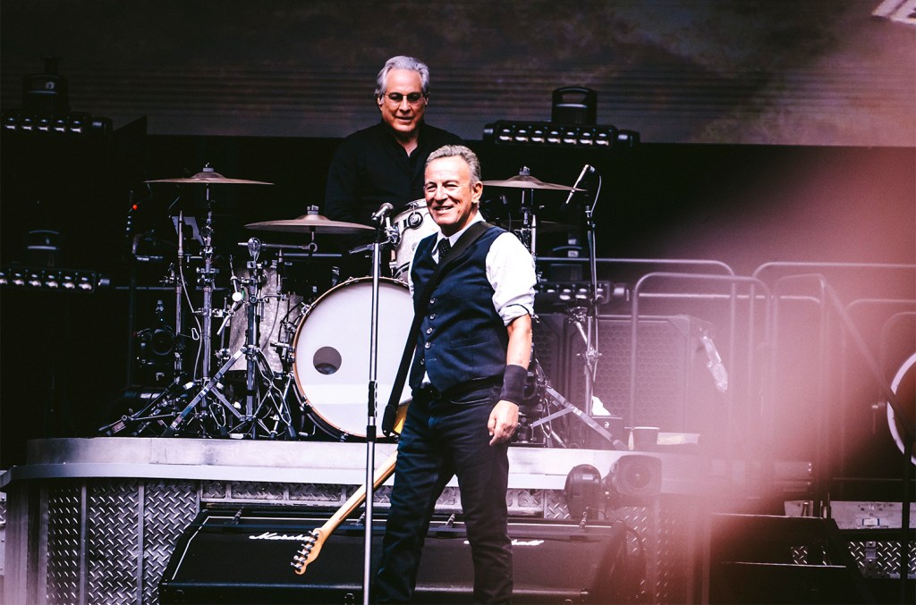 Bruce Springsteen Hops on Stage With Zach Bryan During MetLife Stadium ...