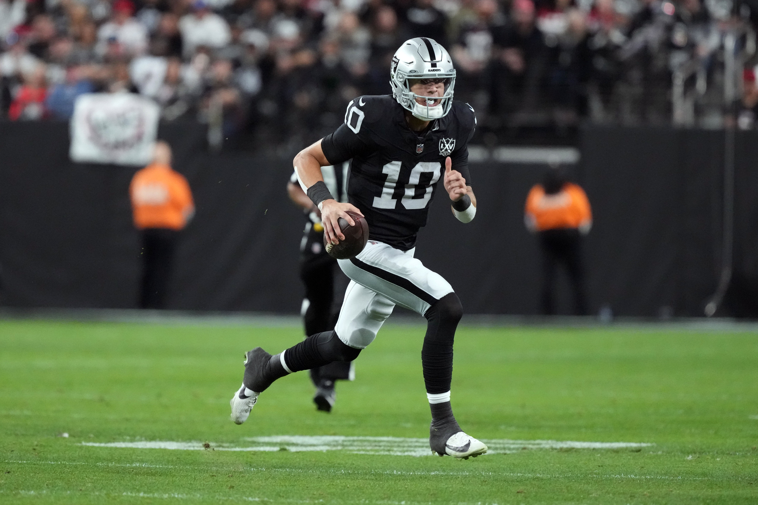 Former Raiders quarterback returns to place of former glory