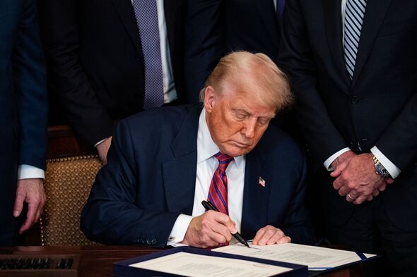 US sends nukes to UK for first time in almost 20 years as Putin ignores ...