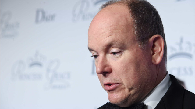 Neta de Grace Kelly faz homenagem ao recriar famoso vestido da atriz